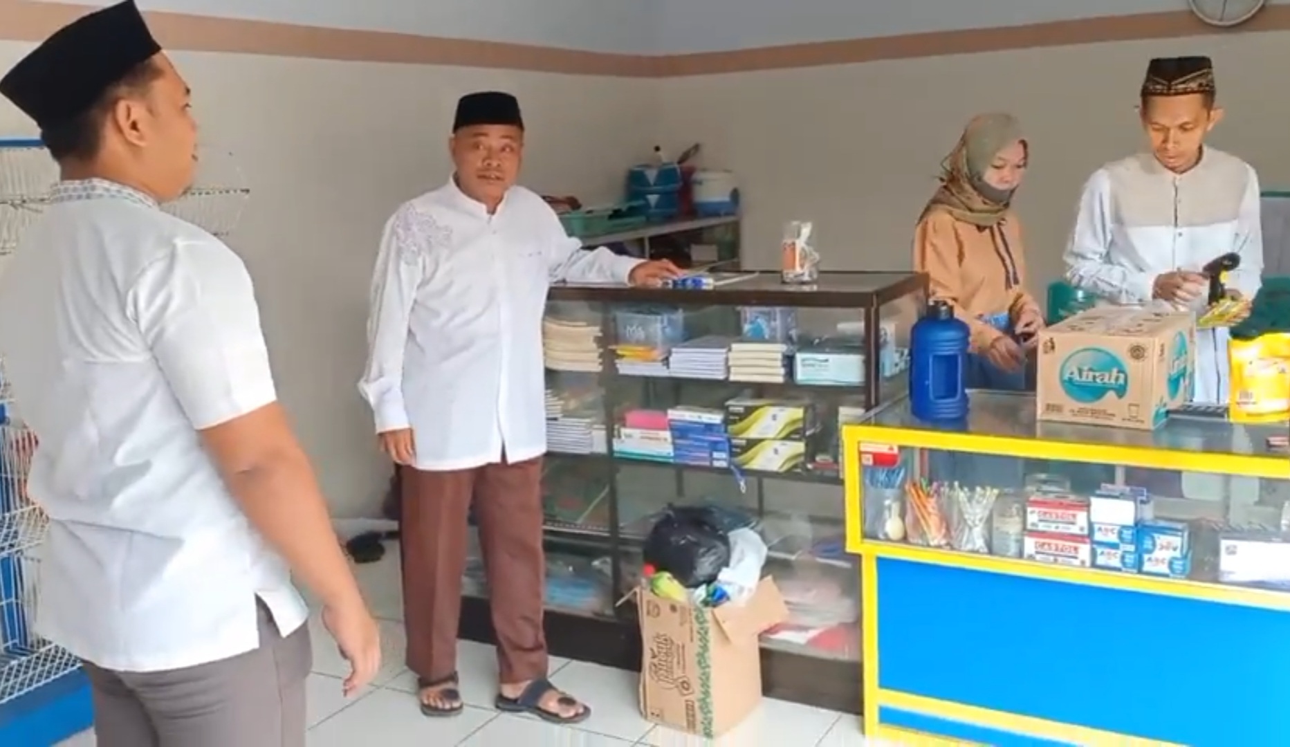 Be Smart, Santri Mart Pesantren Al-Junaidiyah Biru Resmi Beroperasi ...